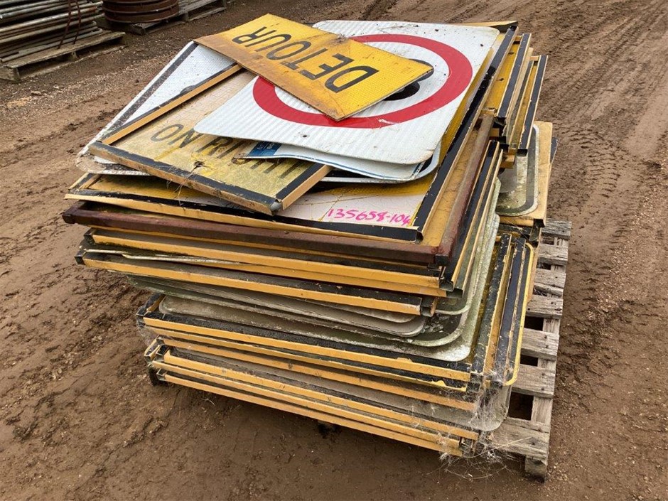 A Quantity of Construction Signs Auction (0104-3033865) | Grays Australia