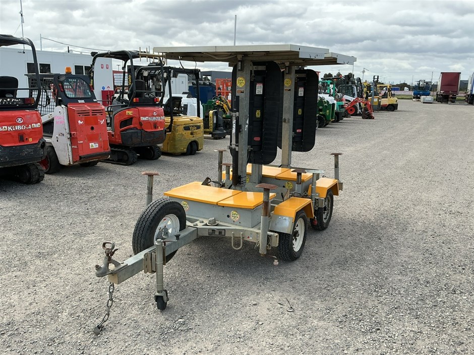 2013 Data Sign Traffic Lights Set Auction (0028-3035508) | Grays Australia
