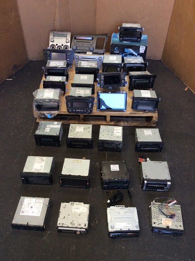 Toyota/Opal Mixed Brand and Model Car Radio Head Unit (Lot of 22 ...